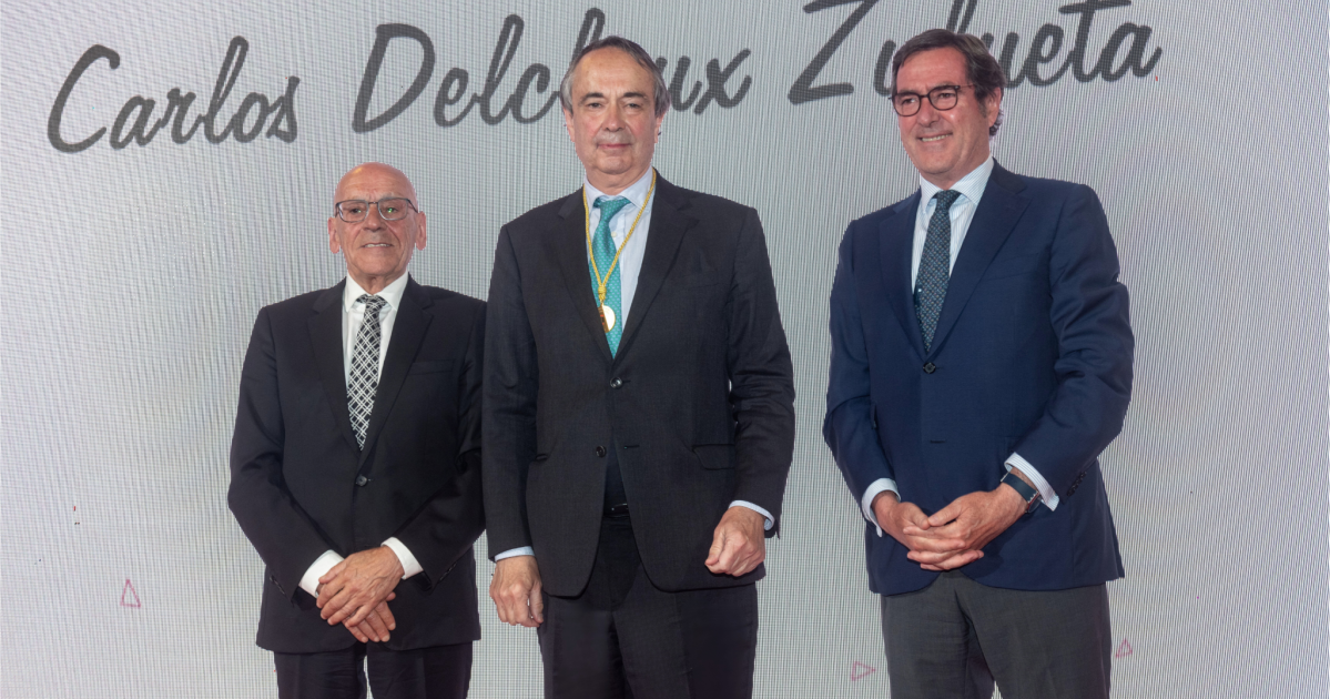 Carlos Delclaux, President of Vidrala, receives the Ambassador of Álava ...